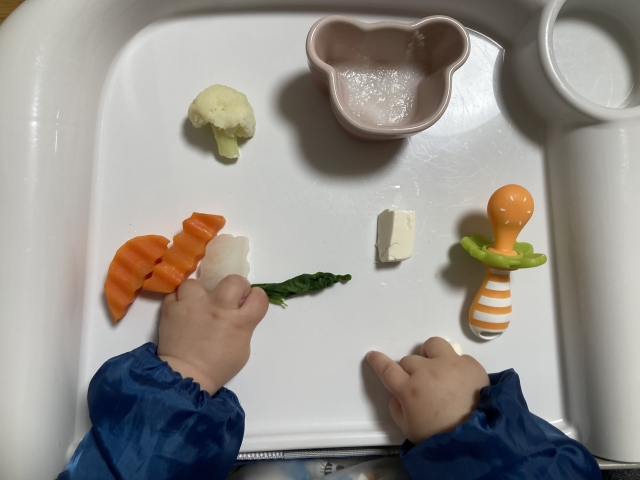 赤ちゃん自身が順番や量を決めるイギリス式離乳食【BLW】が画期的！やり方とメリット・デメリットを紹介 | HugKum（はぐくむ）