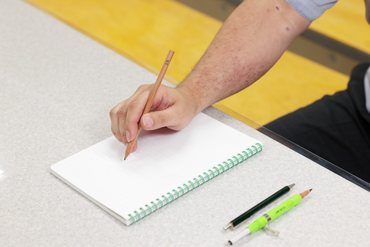 「鉛筆のもちかた」と「運筆」正しくできていますか？持ち方を変えると体にもいいことが！ | HugKum（はぐくむ）