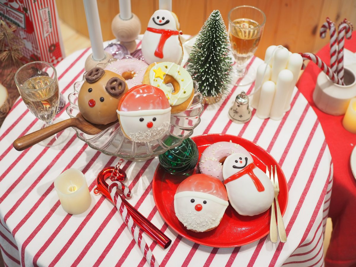 【クリスピー・クリーム・ドーナツ】冬限定フレーバーが超かわいい♡クリスマス気分を盛り上げてくれるサンタ・トナカイなどのドーナツが登場 | HugKum（はぐくむ）