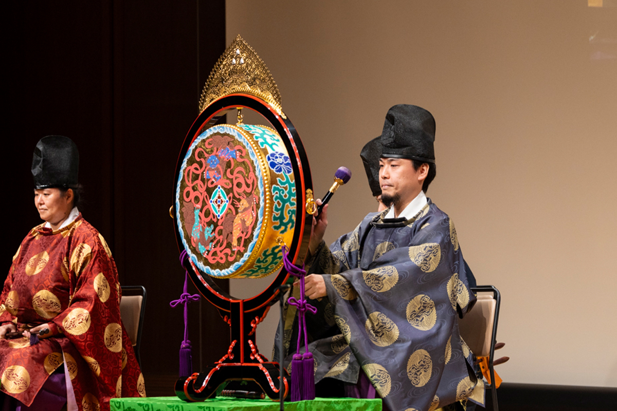 アラブの打楽器、インドの琴って？ 初めて見る楽器、聴く音楽。図鑑NEO『音楽』のこどもコンサート「世界の音楽にあいにいこう」が開催されました！ | HugKum（はぐくむ）