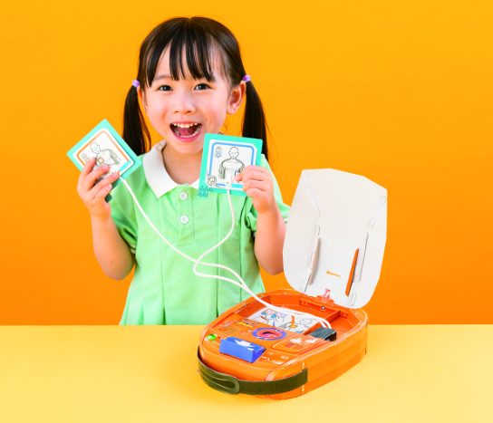 こんな付録、見たことない･･･「AED」が学習雑誌の付録になったその背景とは。生死を分ける〝1分1秒〟は日頃の救命教育から | HugKum（はぐくむ）