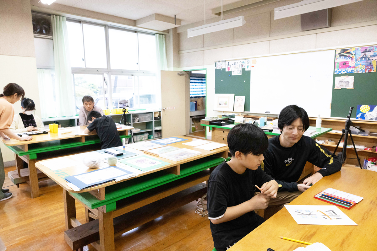 不登校を経験した子が通う「草潤中学校」とは？校則も制服もなし！校内どこにいてもOK！「自由というのは小さな選択の連続。それが子どもたちを元気にしている」 | HugKum（はぐくむ）