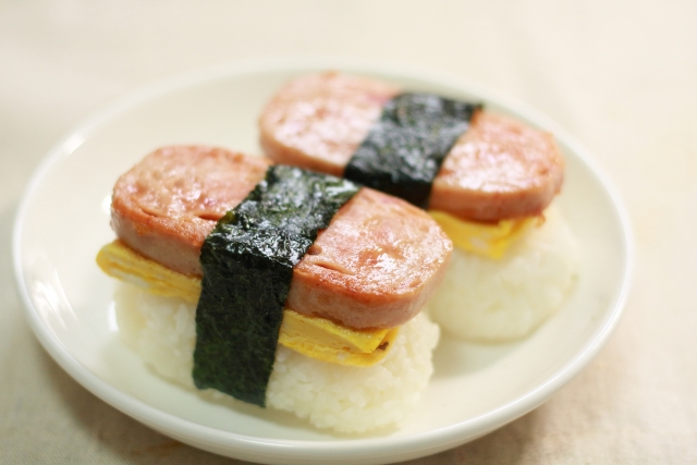 絶品「ご当地おにぎり」を567人に大調査。〝御難おにぎり〟に〝スパムおにぎり〟まで人気案件を再現してみた♪ | HugKum（はぐくむ）