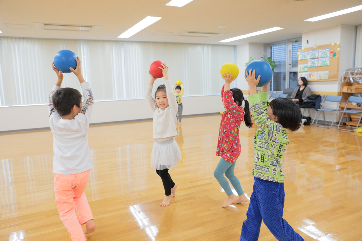 【全世界でバズったリトミック動画】子どもが思ったまま直感で表現する姿に世界から驚きの声！リトミック研究センター向井育子先生にインタビュー | HugKum（はぐくむ）