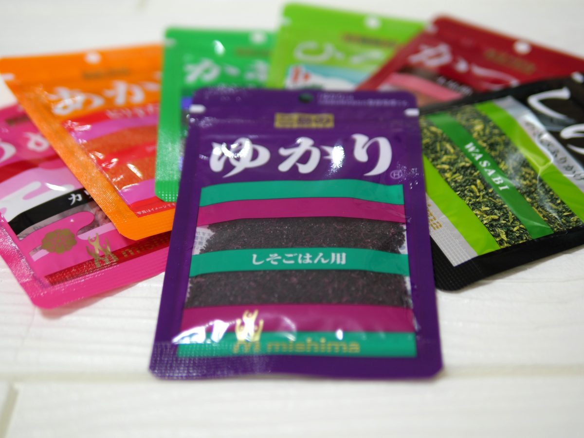 【衝撃の発見】赤しそふりかけ「ゆかり」には姉妹＆兄弟がいた！ 果たしておいしい？ 子どもウケは？ 小4息子と実食レポート | HugKum（はぐくむ）