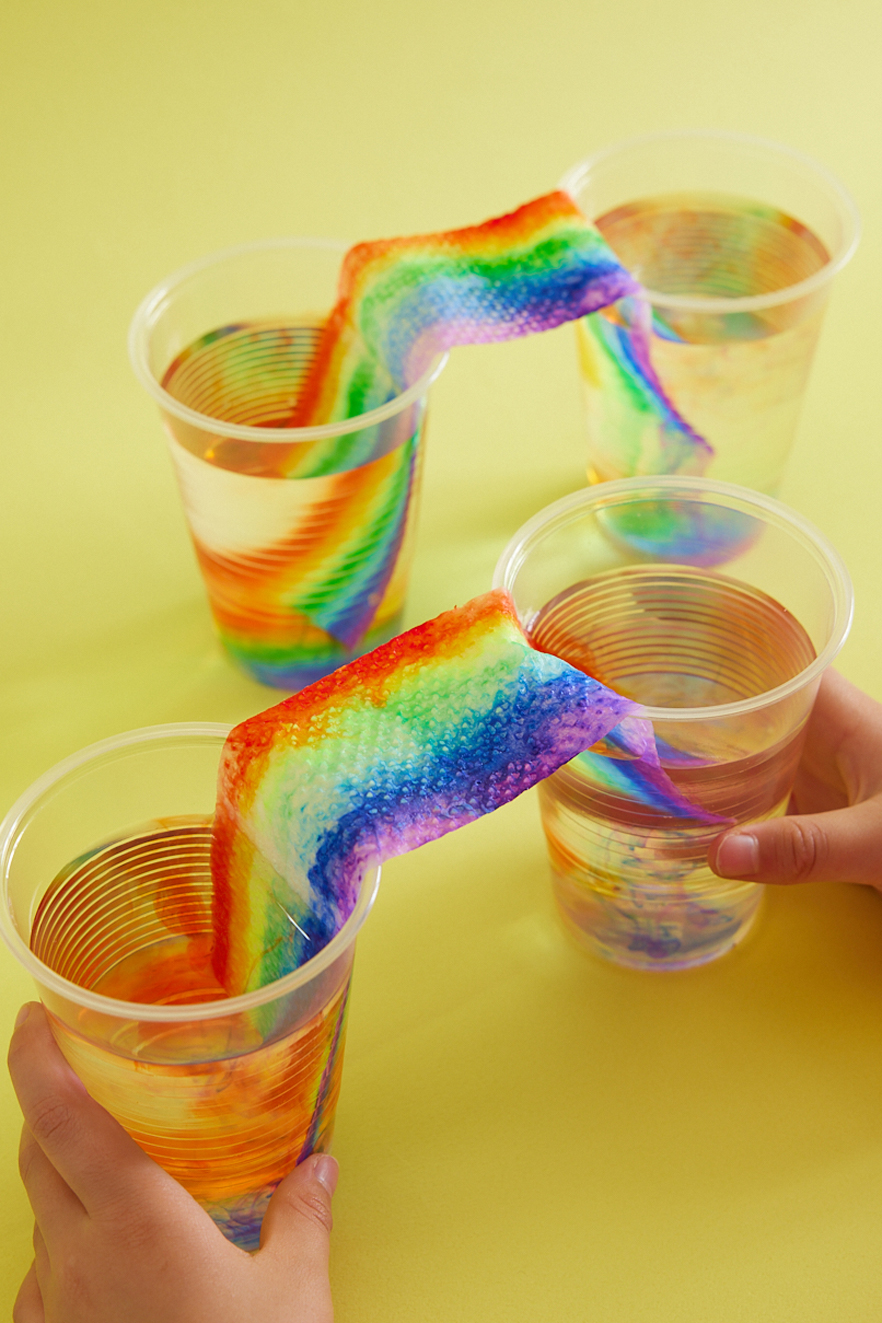 【100均グッズのおうち遊び】で“自ら進んで学習する子”に！ 物理や化学を学べる「虹を伸ばす実験」をSNSで人気のクリエイター スウさんが紹介 | HugKum（はぐくむ）