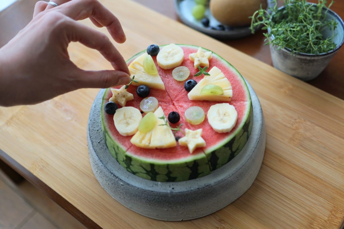 模様やヘタで甘いスイカがわかる！ デコレーション＆スイカ検定で自由研究にも 【季節のフルーツカット便りvol.4】 | HugKum（はぐくむ）