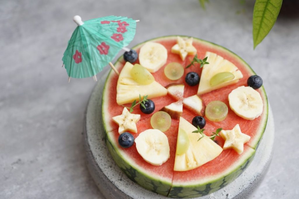 模様やヘタで甘いスイカがわかる！ デコレーション＆スイカ検定で自由研究にも 【季節のフルーツカット便りvol.4】 | HugKum（はぐくむ）