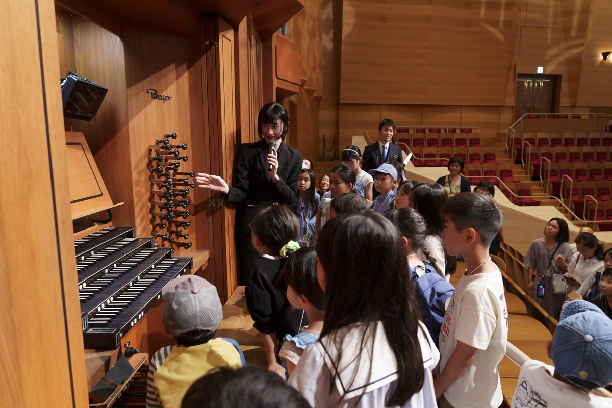 人の手もかりる？ 足でも弾く？ パイプオルガンの秘密に驚き！『こどもオルガン研究所』【サントリーホール｜イベントレポート】 | HugKum（はぐくむ）