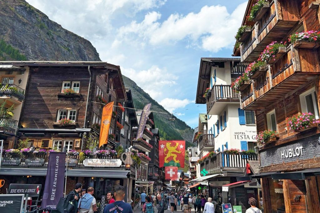 スイスは子連れ旅の穴場!? 物価世界一でもお得に楽しむ攻略法、動物との近さに驚く絶景ハイキングも紹介 | HugKum（はぐくむ）