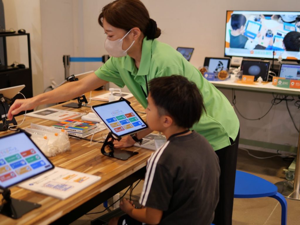 【予約不要＆体験無料】3Dプリンタやゲーム制作が体験できるデジタル創作体験基地「くりらぼベース」で、子どもの“やってみたい”が止まらない！ | HugKum（はぐくむ）