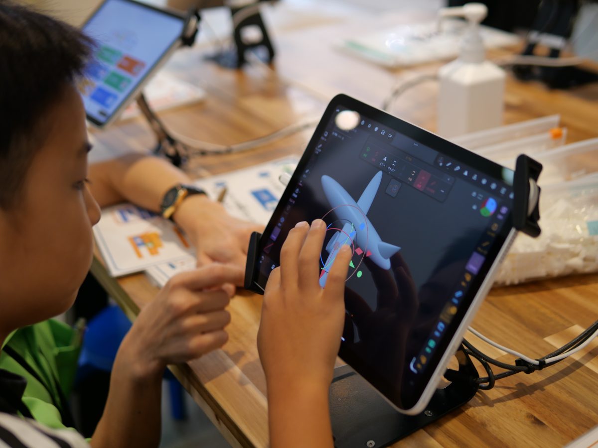 【予約不要＆体験無料】3Dプリンタやゲーム制作が体験できるデジタル創作体験基地「くりらぼベース」で、子どもの“やってみたい”が止まらない！ | HugKum（はぐくむ）