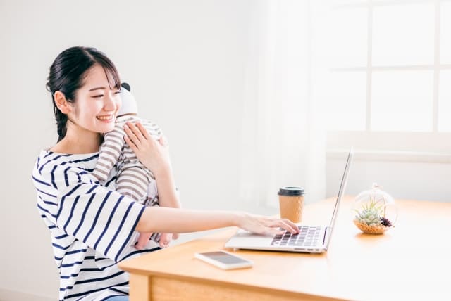 【0-2歳児】乳児期の子育て支援制度には何がある？ もらえるお金一覧をパパFPがわかりやすく解説 | HugKum（はぐくむ）