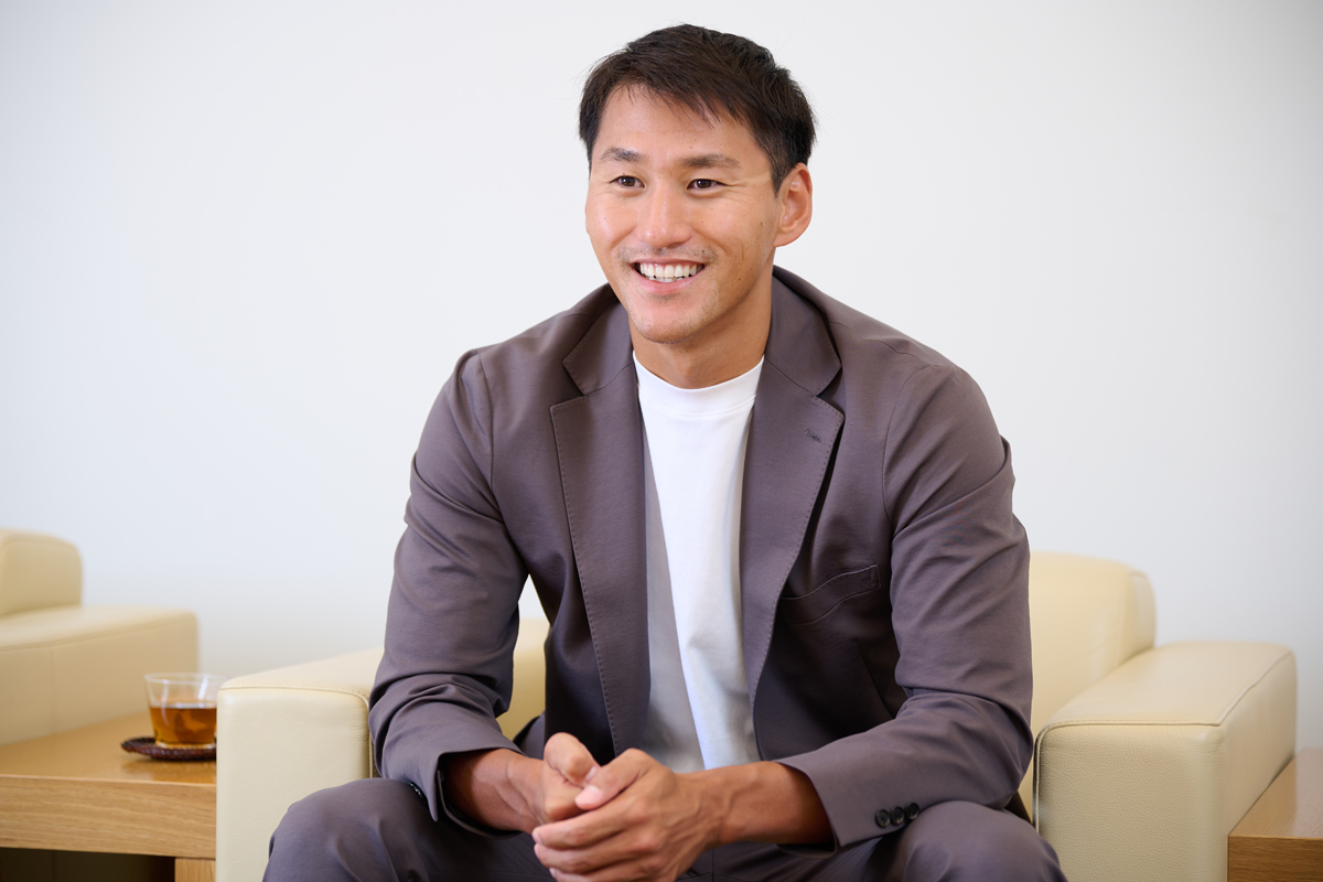 不登校スイマー】6年間の不登校を経験した競泳選手・砂間敬太さん。「コーチも親も信じて待ってくれた」ロス五輪を目指しながら、不登校で苦しむ親子の助けに | HugKum（はぐくむ）