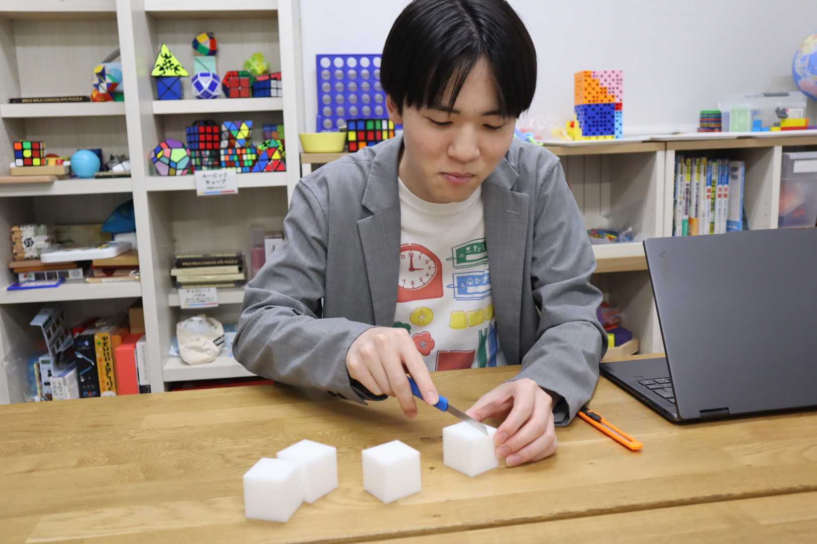 【小学生算数】図形のつまずき解消は実際に目で見るのが有効！math channel吉田真也先生に聞く「中学受験にも役立つ」100円グッズで理解する“体験的算数” | HugKum（はぐくむ）